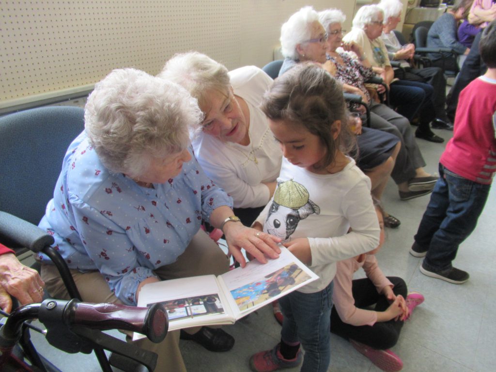 Moments de bonheur entre les maternelles de Filteau et les aînés